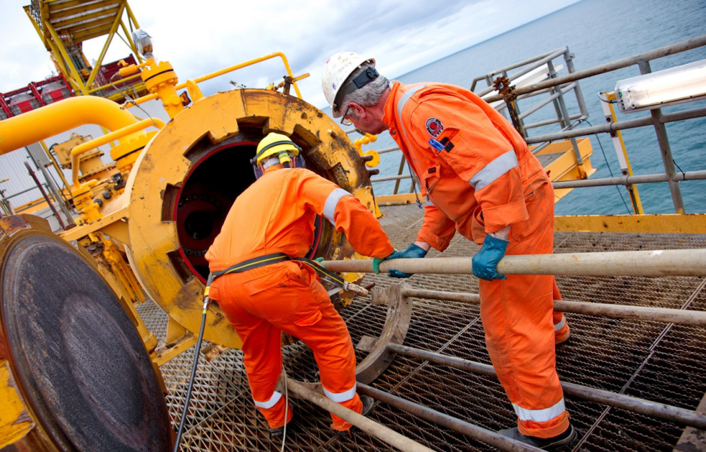 Comparing Cost, Benefit & Challenge: Onshore vs Offshore Drilling